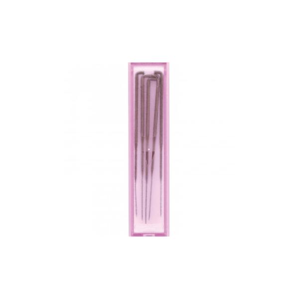 他の種類のフェルトパンチャー替針を併用すると、より効率よく作品づくりを楽しめます。羊毛刺しゅうとは、フェルト針で直接布地に羊毛を刺し込んで図案を再現する技法です。繊細でありながら、刺しゅう針で一針一針刺すのに比べて、手軽なのも魅力です。