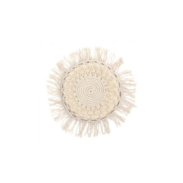 トモ・コーポレーションのラウンドスツールと合わせてお使いいただけます。海外風の雰囲気が出るマクラメのスツールカバーです。ひもを結んだり、編み込むことで美しい模様を生み出すマクラメ編み。BOHOスタイル、ナチュラル、エスニック...色々なスタ...