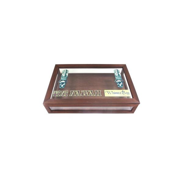 大き目のウッドケースには涼し気なデザインがプリントされていて素敵なアクセントになっています。お気に入りのコレクションを飾ってください。