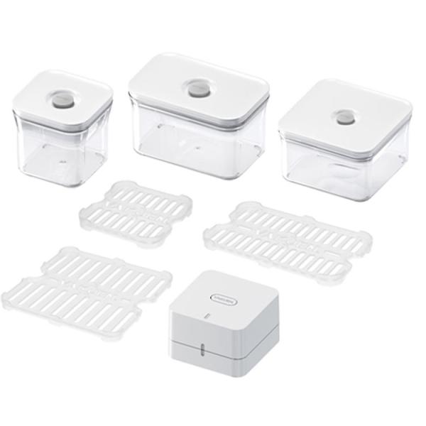 セット内容は、BASIC 0.5L、1.0L、1.4Lの保存容器3点に加え、対応する水切りトレイ3点、自動真空ポンプ1点の計7点。肉の冷蔵熟成、離乳食の保存、ペットフードの保管など、用途に応じて使い分けできます。BPAフリー素材を採用してい...