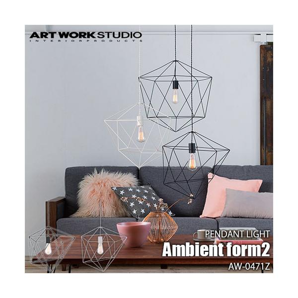 幾何学的なフレームが宙に浮いたような電球を囲む、モダンで前衛的なペンダントライト。一瞥すると大きく感じるところを、幾何学的に計算されたフレームのバランスや余白、抜け感のある軽やかな印象を生み、存在感がありながら圧迫感を生まない印象深い空間に...