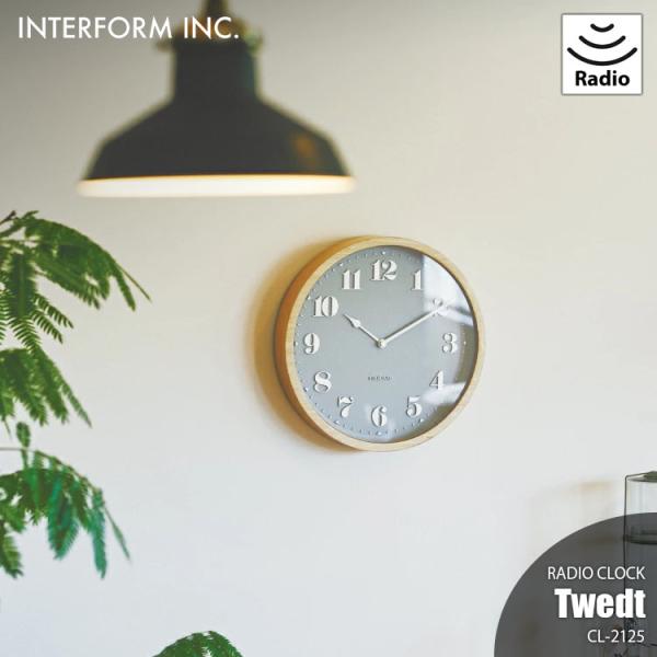 まぁるいカタチに数字が並んで、長い針と短い針とで時間を示す。ごくごく普通の、どこにでもありそうな壁掛け時計にデザインエッセンスをほんの少し加えたスタンダードな仕上がりです。ウッドフレームとポリレジンの文字盤の組み合わせがおしゃれなコンビネー...