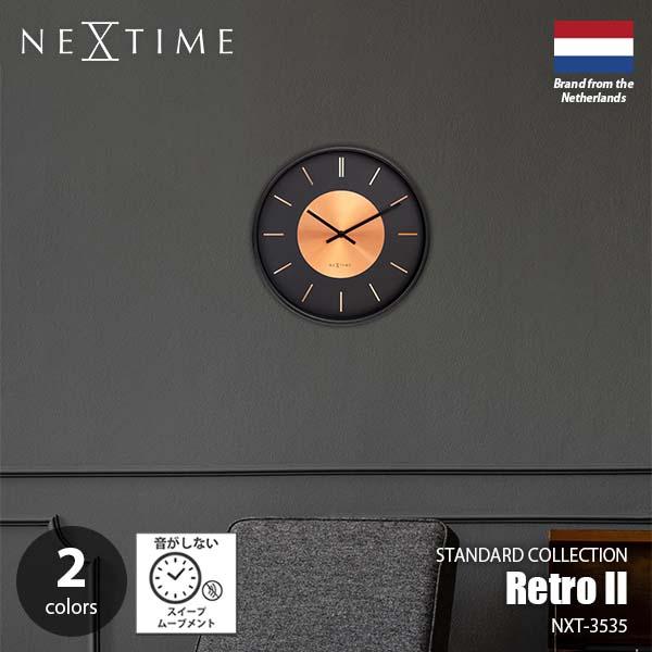 『Retro II』ウォールクロックは、魅力的な60年代のエレガンスへの現代的なオマージュです。洗練されたヘアライン仕上げのスチールに包まれたこのサイレント時計は、象徴的なレトロなエレガンスを捉えています。 シックな黒の針は、対照的な背景に...
