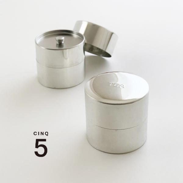東京・吉祥寺の人気セレクトショップ「CINQサンク」さんの紅茶用ブリキ保存缶。2006年以来、定番の人気商品です。外国のアンティークマーケットで見つかる缶や、老舗のお茶屋さんの棚に並んでいる缶のように、あえてクリアー塗装をせず無垢のままで仕...