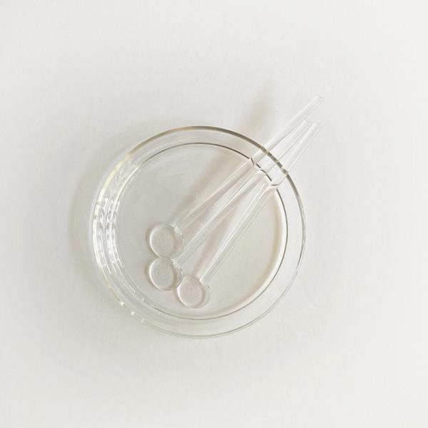 【当商品ページはSサイズです】ドイツの耐熱ガラスメーカー、トレンドグラス・イエナ社のガラスマドラーです。サイズは14cmと少し長めのティースプーンくらい。持ち手とかくはん部全体がクリアで清潔感があり、シルエットもかわいらしいです。丸い先端で...