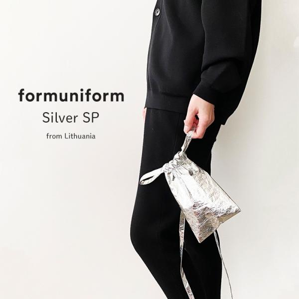 formuniformのスマホバッグです。生地には撥水加工を施しているので雨の日にも気兼ねなく使えます。滑りのいいショルダー紐を引っ張ると巾着型に。とても軽くかつ薄く収納出来るのでバッグインバッグとしてもおすすめです。Silverは見た目と...