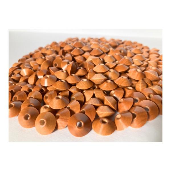 キズやブレなどによりそろばんに使用できなかったそろばん玉達です。アクセサリー、工作などに利用されてみてはいかがでしょうか？ご理解の上、ご購入くださいませ。※小さいものですので、小さいお子様やペットがいらっしゃる方は使用の際お気をつけください。