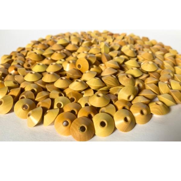 キズ、シミ、ブレなどによりそろばんに使用できなかった玉達です。アクセサリー、工作などに利用されてみてはいかがでしょうか？新品ではありますが、あくまで規格外の品です。ご理解の上、ご購入くださいませ。送料は２つまではスマートレターでお送りできま...