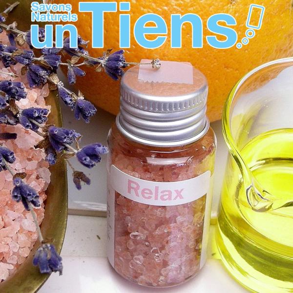 ●製品の特徴ヒマラヤで採れるピンク岩塩に、お肌のコンディションを整え、心を安らげてくれる香りのオーガニックラベンダー、お肌の乾燥を防ぎ、心をリラックスさせてくれる香りが魅力のスイートオレンジ、保湿力の高いオーガニックホホバオイルを加えたバス...