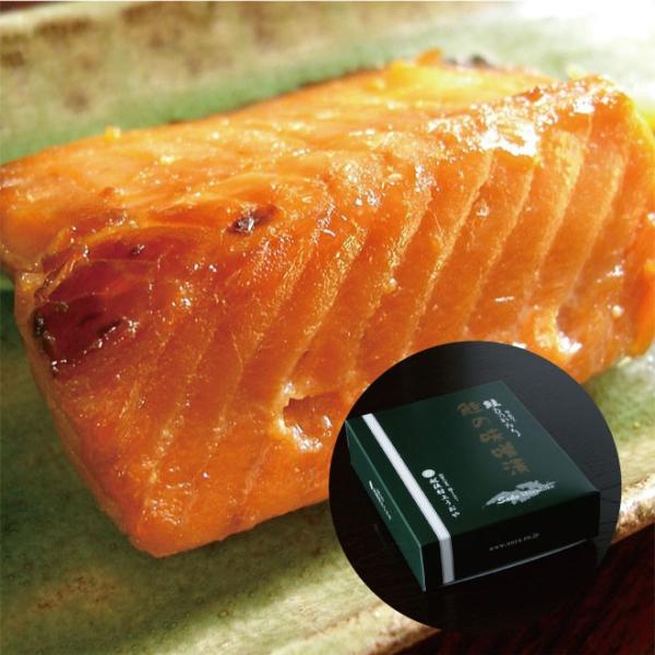 鮭ものがたりシリーズ（鮭の味噌漬　2切入）　 厳選した天然の秋鮭（白鮭）を素材にうおや特製合わせ味噌にじっくり漬け込み、ひとつひとつ心をこめて造りあげた老舗の味味噌を洗い流して焼きます。味噌の香ばしさが食をそそります。【原材料】秋鮭(国内産...