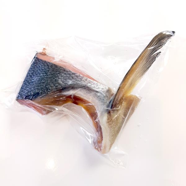 越後村上が誇る郷土の逸品「塩引き鮭」村上では昔から塩引き鮭は、大晦日の年取り魚として食されています。 特に「塩引き鮭の一鰭（いちびれ）」はお正月に年神様をお迎えするためお供えされています。 一尾より２切れしかとれない貴重品です。【品名】塩引...