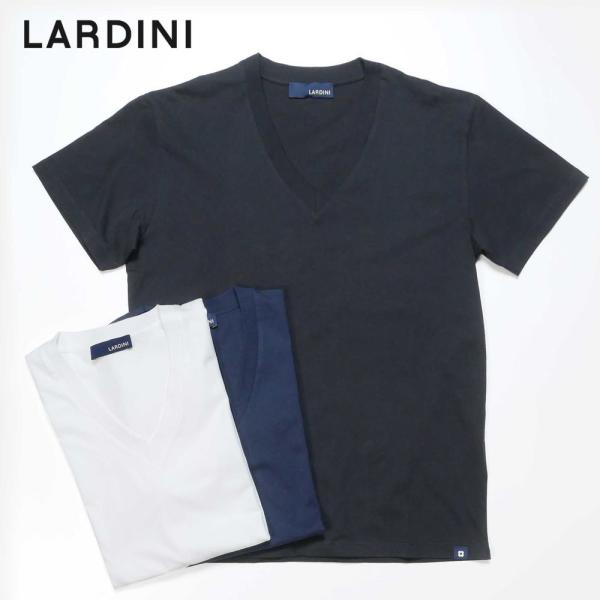 LARDINIのVネックのカットソーになります。ネックの深さが絶妙で、胸元がスッキリとしていて品のある仕上がりのカットソーです。無地で汎用性が高くコーディネートに取り入れやすいアイテムです。カラーもブラック、ホワイト、ネイビーの定番色でご用...
