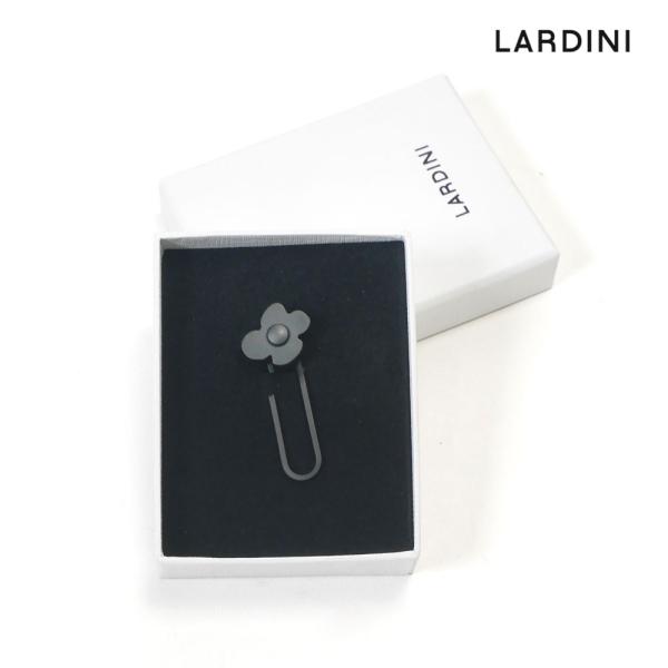 品番：5116-9flwpin323サイズ：Fカラー：999ブラック生産国：イタリアLARDINI（ラルディーニ）のアイコンであるブートニエールをモチーフにしたラペルピンなります。いつもの装いにプラスして頂くとコーディネートがさりげなく華や...