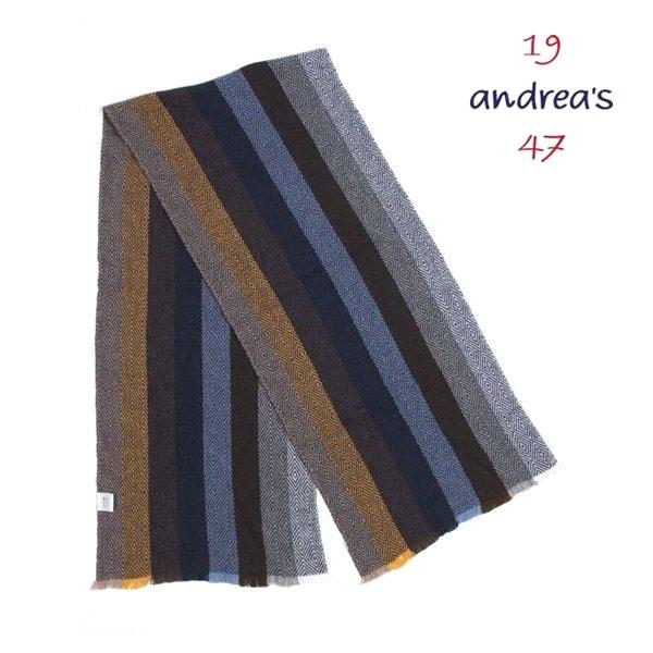 薄手のウールを使用したストール。ウール独特のチクチク感はなく、滑らかな肌ざわりがあり、柔らかくふっくらとした生地感です。秋〜春先にかけて重宝します。