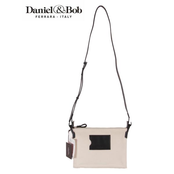Daniel&amp;Bobの定番素材であるキャンバス生地を使用したサコッシュヴィンテージヨットの幌布にも使われる丈夫な素材。取り回しに優れた小型サイズで、財布やスマホなどを持ち運ぶのに便利です。キャンバスとレザーとのコンビでナチュラルなテ...