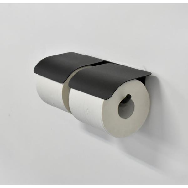 スッキリとシンプルでシャープなデザインのアイアンペーパーホルダーです。ミニマルな印象で、モダンなトイレ空間に良く合います。ペーパー2個用タイプです。サイズ 幅約30.5cm 高さ約12cm素材 鉄　塗装 粉体焼き付け塗装 サンドブラック※お...