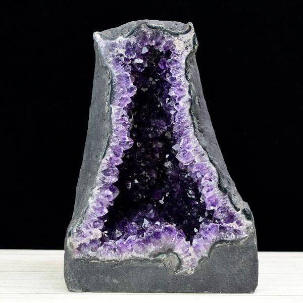 【石の名前】ウルグアイ・アルティガス産アメジストドーム(カペーラ・ジオード)【サイズ等】重さ：約6.2kg幅：約160mm奥行：約135mm（内部奥行：約50mm）高さ：約220mm【天然石の意味】空間浄化邪気祓い幸運を招く商売繁盛日本に於...