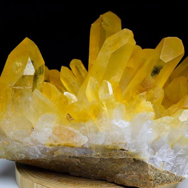 【商品名】アメリカ・アーカンソー州産ゴールデンクォーツクラスター 原石エクストラグレード  【サイズ等】重量：約1262.5g大きさ：約157mm×約108mm高さ：約91.4mm【天然石の意味】原産地アメリカ・アーカンソー州に於いても非常...