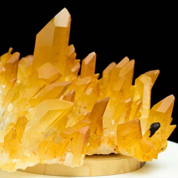 【商品名】アメリカ・アーカンソー州産ゴールデンクォーツクラスター 原石 【サイズ等】重量：約1024g大きさ：約164.6mm×約135mm高さ：約97mm【天然石の意味】浄化邪気祓い魔除け原産地アメリカ・アーカンソー州に於いても非常に希少...