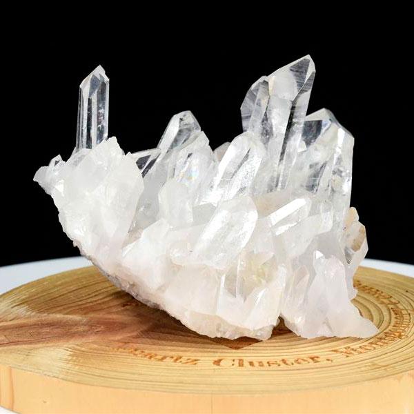 【商品名】アメリカ・アーカンソー州産水晶クラスター 原石 【サイズ等】重量：約163.7g大きさ：約78.9mm×約56.7mm高さ：約65.5mm※表記サイズについて厳密に計測を行っておりますが、計測箇所により多少の誤差がある場合がござい...