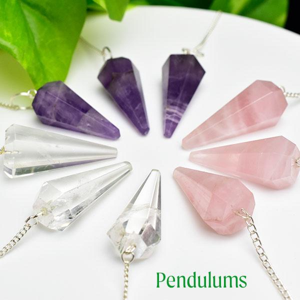 【商品名】天然石ペンデュラム水晶 アメジスト ローズクォーツ 【産地・サイズ等】産地：インド産重さ:約7g〜12g前後ペンデュラムの長さ：約15mm×約35mm前後全長:約21cm〜約23cm前後 【天然石の意味】浄化幸運のお守り強力な癒し...