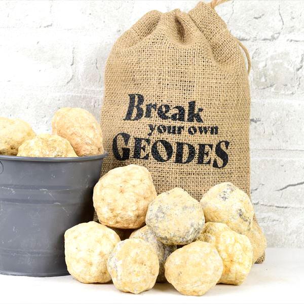 【商品名】モロッコ産ジオード(割れていないジオード)詰め合わせアソートセット■たっぷり約３ｋｇ分■ 【サイズ等】総重量：約3kg個々の大きさ：約60mm前後~約100mm前後入数：約12~15個前後【天然石の意味】浄化開運パワーの増幅モロッ...