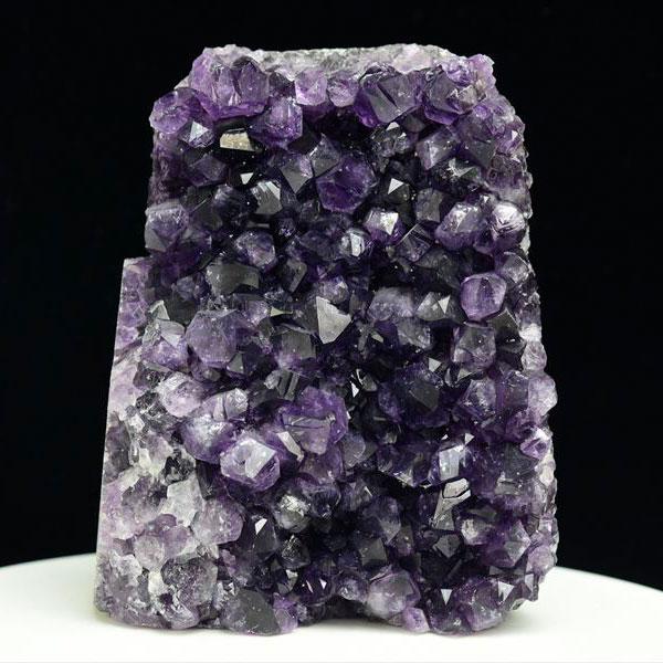 【石の名前】ウルグアイ・アルティガス産アメジストクラスターカットベース 【サイズ等】重さ：約1389g幅：約105.2mm奥行：約65.4mm高さ：約135mm【商品情報】2月の誕生石としても知られるアメジスト(紫水晶)。定番の石ですが、世...