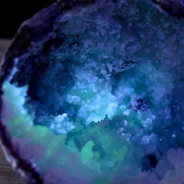 【商品名】メキシコ・チワワ州産トランカスジオード蛍光するジオード(割れているジオード)現物画像 【サイズ等】重さ：約1790g大きさ（最大値）：約153.5mm前後※サイズは計測箇所により多少の誤差がある場合がございますのでご了承ください。...