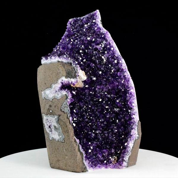 【石の名前】ウルグアイ・アルティガス産アメジストクラスターカットベース 【サイズ等】重さ：約1183g幅：約97.3mm奥行：約83mm高さ：約162.5mm【商品情報】2月の誕生石としても知られるアメジスト(紫水晶)。定番の石ですが、世界...