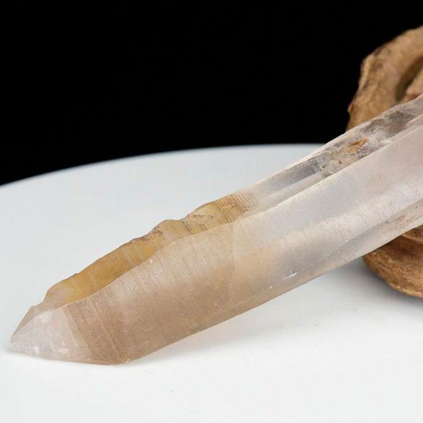 【石の名前】ブラジル・ミナスジェライス州セラ・デ・カブラル(カブラル山脈)ホアキン(ジョアキン)フェリーシオ産レムリアンシードクリスタル（スモーキーレムリアン）【サイズ等】重さ：約53.5g幅：約23mm高さ：約96.1mm【天然石の意味】...