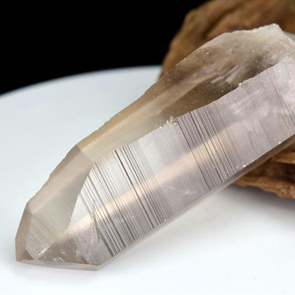 【石の名前】ブラジル・ミナスジェライス州セラ・デ・カブラル(カブラル山脈)ホアキン(ジョアキン)フェリーシオ産レムリアンシードクリスタル（スモーキーレムリアン）【サイズ等】重さ：約203.3g幅：約39.8mm高さ：約115.2mm【天然石...