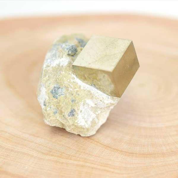 【商品名】スペイン・ナバフン・ヴィクトリア鉱山産キュービックパイライト母岩付き結晶・原石【サイズ等】重さ：約36.6g大きさ：目盛りと撮影した画像をご参照ください。※詳細なサイズをお知りになりたい場合はお気軽にお問い合わせください。【天然石...