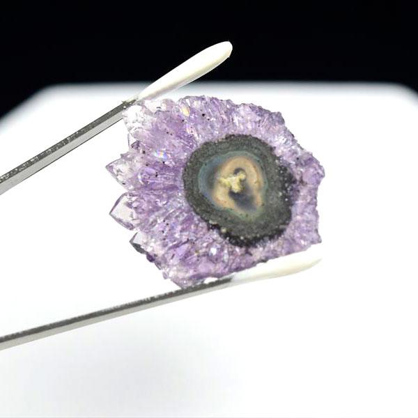 【石の名前】ウルグアイ・アルティガス産フラワーアメジストスライス 原石 【サイズ等】大きさ：約30mm〜32mm前後(最大幅)厚さ：約4mm〜5mm前後重さ：約4.7g【天然石の意味】2月の誕生石としても知られるアメジスト(紫水晶)。定番の...