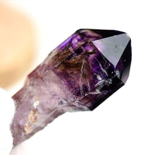 【石の名前】ジンバブエ産チブク鉱山アメジストエレスチャル結晶原石【サイズ等】大きさ：約18.4mm×約14.5mm高さ：約48.3mm重さ：約13.4g【商品情報】アフリカ南部に位置するジンバブエ産のアメジストエレスチャル結晶原石が入荷致し...