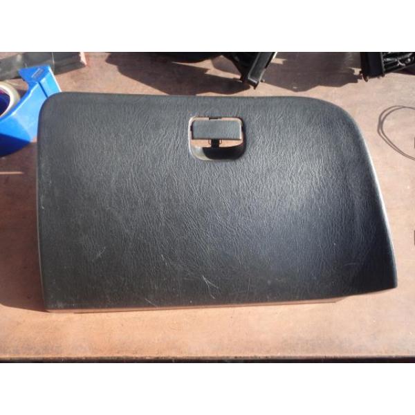 **** 商品説明を必ずご確認ください ****部品管理番号：000020516470210メーカー純正品番：55440-87203部品名：グローブBOX部品区分：リサイクル品管理品番：205164車名：ミラモデルノ車両タイプ名：5ドアハッ...