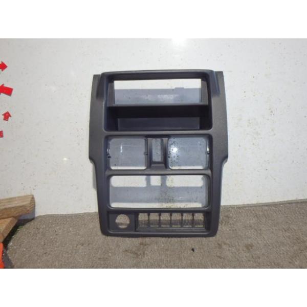 **** 商品説明を必ずご確認ください ****部品管理番号：000020638779900メーカー純正品番：73821-82MA部品名：その他 内装部品メーカー代替品番：オーデイオ枠部品区分：リサイクル品管理品番：206387車名：キャリ...