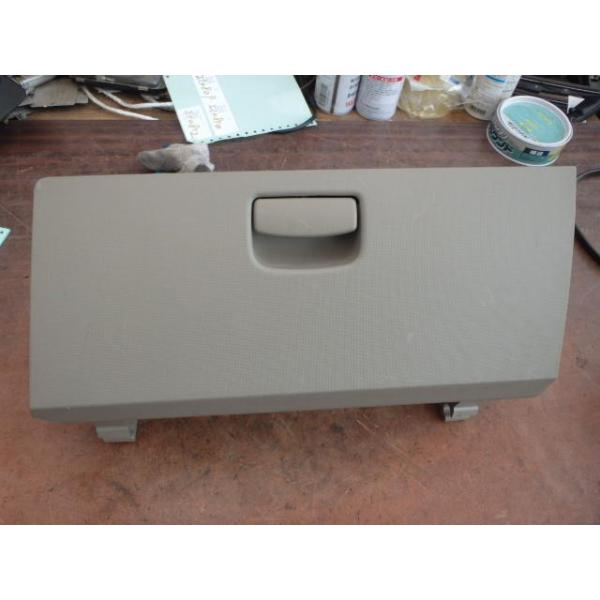 **** 商品説明を必ずご確認ください ****部品管理番号：000021105570210部品名：グローブBOXメーカー代替品番：後期スタンダード/部品区分：リサイクル品管理品番：211055車名：ムーヴ車両タイプ名：5ドアハッチバック通...