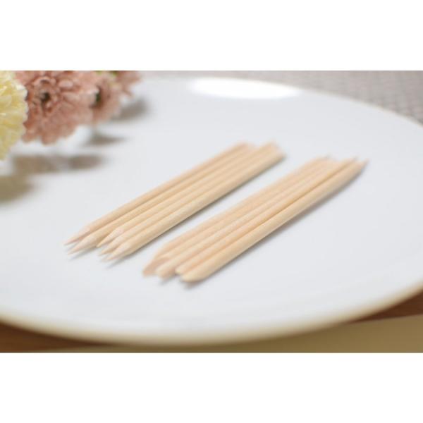 ０ご使用方法０1.セルフネイルの際はみ出したカラーをスティックで拭き取れます。2.つけ爪を剥がす際にスティックを差し込み少しずつ剥がすと、自爪にダメージを与えずに剥がせます。3.ネイルアートやデコをする際にスティックの先を湿らせるとパーツや...