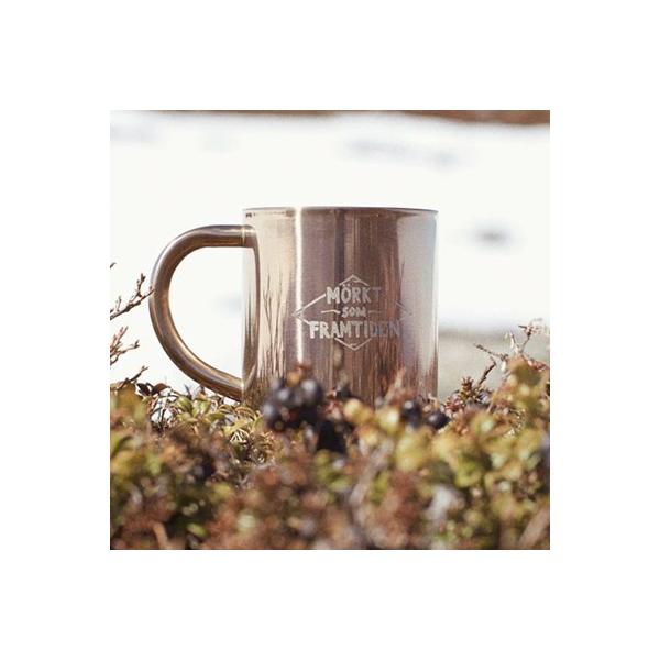 保温効果の高いダブルウォールマグ。収納袋付き。”Framtiden(フラムティーデン)”　はスウェーデン語で「未来」という意味です。未来という名前とは裏腹に、マグに書いてあるのは”m〓rkt som framtiden” 。意味は「お先真っ...