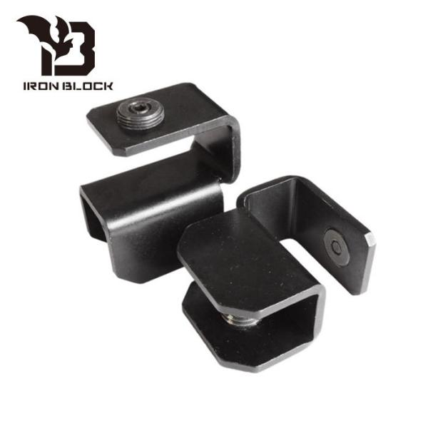 IRON BLOCKシリーズ。交差する板同士を直接ジョイントのできるパーツ『己(おのれ)ジョイント』。シェルフ等に最適です。棚の高さも自由自在に変更可能。■材質： 圧延鋼板■仕上げ：亜鉛黒色鍍金■サイズ：約W46.5xH53xD26.4mm...