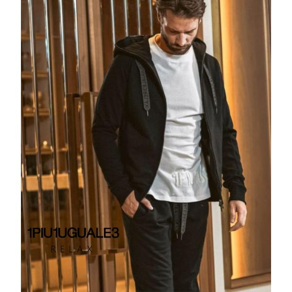 エンボスロゴが目を惹くセットアップ。立体的に浮かび上がるロゴデザインがワントーンのボディに程よいアクセントを添え、ラグジュアリーな雰囲気を演出します。■素材本体：ポリエステル65%, 綿35%リブ：ポリエステル64%, 綿32%, ポリウレ...