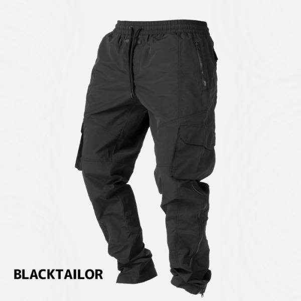 BLACKTAILOR(ブラックテイラー)2017年にアメリカでブランドを設立しました。高値のファッション業界を崩壊させる事をコンセプトにプレミアムクオリティーのミリタリーウェアやテックウェアを提案するクロージングレーベルです。こちらのX1...