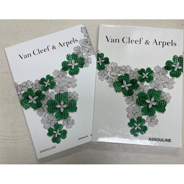 書名 : Van　Cleef＆Arpels　ヴァン・クリーフ&amp;アーペル伝説ISBN :  著者 : 出版元 : assouline publishing刊行年 : 2015保管場所 : K-2F-AC解説 : 解説 : 状態 :