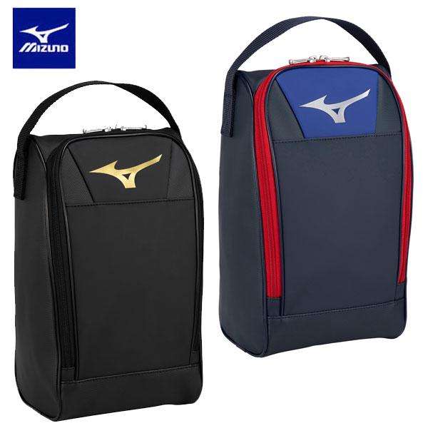 シューズを持ち運ぶ際にはコレ。29cmのシューズまでしっかり収納可能なシューズケース。サイズL19×W13×H33cmカラー86：ネイビー×レッド95：ブラック×ゴールド素材合成皮革（PU）原産国ベトナム製質量約220g発売シーズン2023年秋冬