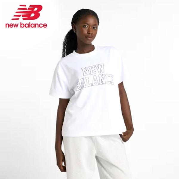 コットンライクなポリエステル100%素材のショートスリーブTシャツです。オーバーサイズのゆったりとしたボックスシルエットが、レギンスやパンツとの相性抜群。フロントのブロックタイプのNBロゴプリントと、左裾のピスネームタグがデザインのアクセン...