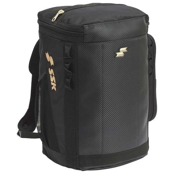 ナイロン素材を使用した大容量バッグパック。メンズ・ユニセックス ●素材合成繊維×合成皮革(PVC)●サイズ●カラー(90)ブラック●仕様●サイズ:長さ34×高さ53×幅28cm(容量:約50L)●前ポケット脱着式●再起反射テープ付●付属品●...