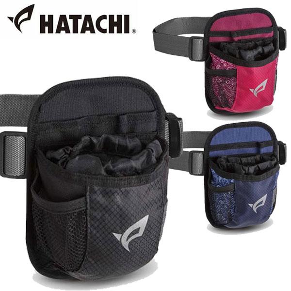 ボールや小銭入れなど、ちょっとした小物を収納しやすいメインポケット。スコアカードケースやスマホが収納しやすい。サイドには別売りのボールホルダーが取り付けられるパーツ付き。ポリエステル高さ23×幅10×奥行7.5CM