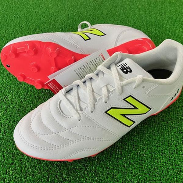 快適なフィットでパフォーマンスアップに貢献するジュニア用モデル「442 ACADEMY JUNIOR HG」に新色が登場。子どもの足に最適なジュニアラストのもと、よりよいフィット性を実現するためにアッパーの前足部、サドル部、踵部を3ピースで...