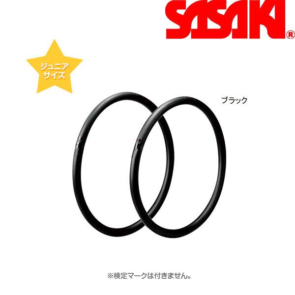 ■商品説明※こちらの商品はメーカー取り寄せ商品となっております。ジュニアサイズの男子新体操リング。ジョイント部分のつなぎめが安定しています。・ジュニアサイズ※検定マークは付きません。■素材芯/ポリエチレン表面/ウレタン■カラーB（ブラック）...