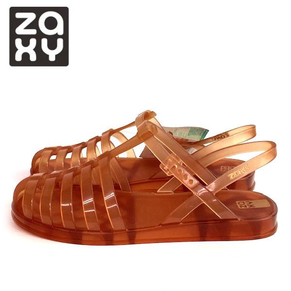 屈曲性に優れ足の動きに優しく沿ってくれるので履きやすく、すり減りにくいのでアスファルトや荒れた地面の歩行も安心。ほぼ100%リサイクルが可能なPVC素材を使用しているためサスティナブルなところも魅力的。素材：PVC(塩化ビニール)素材原産国...